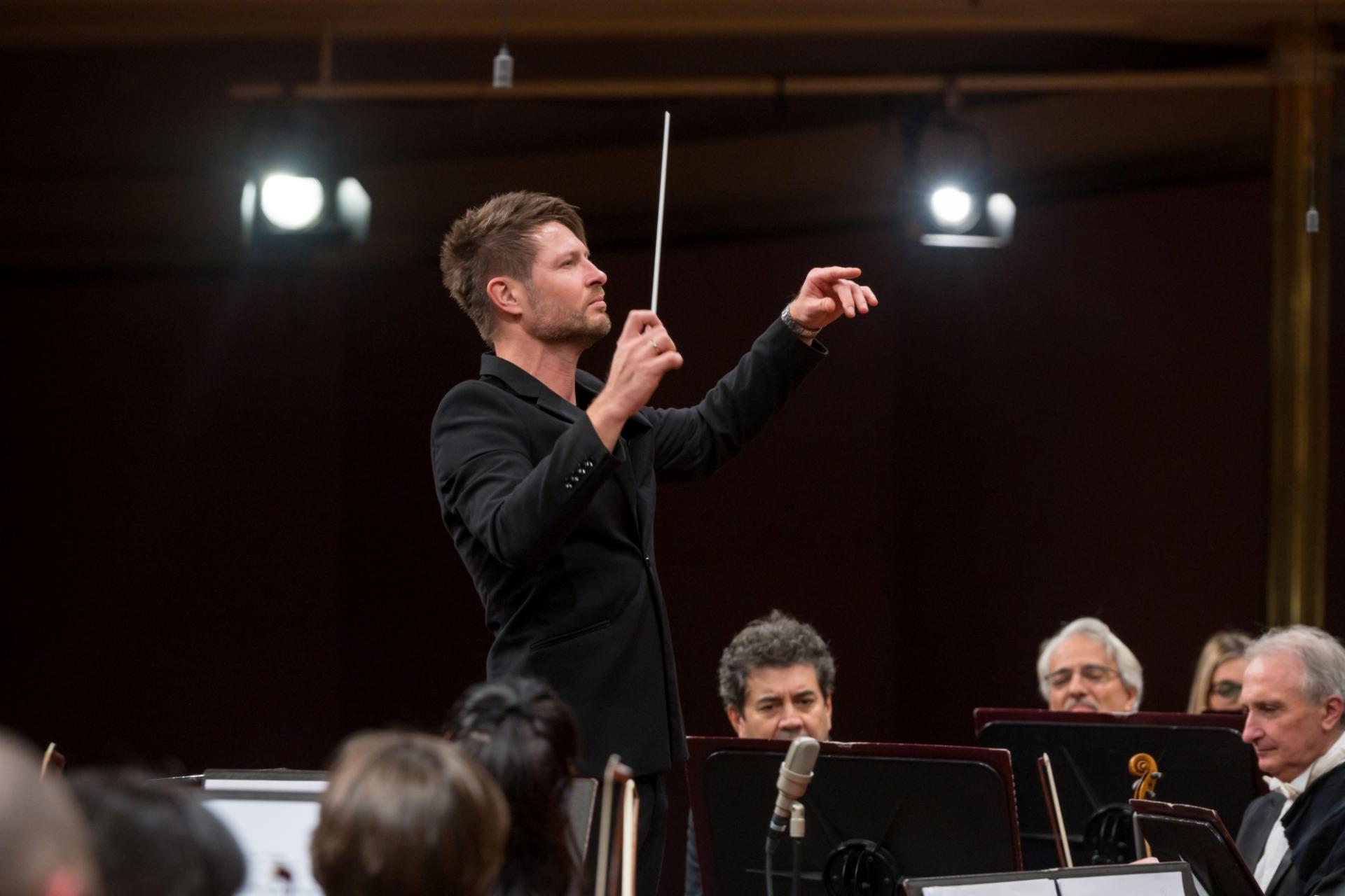 Krzysztof Urbański ancora sul podio dell’Orchestra Rai | Il Giornale ...