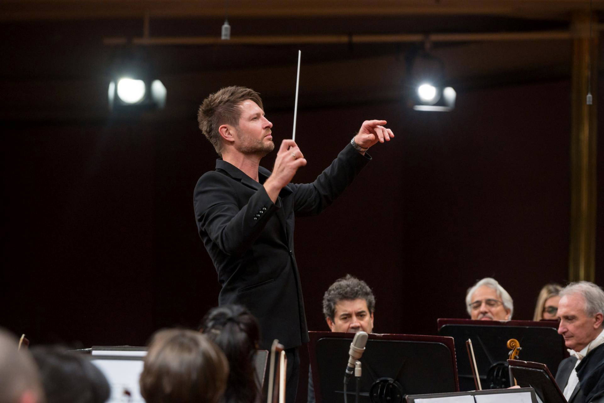 Krzysztof Urbański ancora sul podio dell’Orchestra Rai | Il Giornale ...